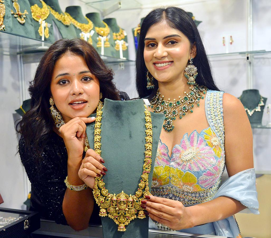 విజయవాడ : హై లైఫ్‌ ఎగ్జిబిషన్‌లో మోడల్స్‌ సందడి (ఫొటోలు) | Beautiful Models At Hi Life ...